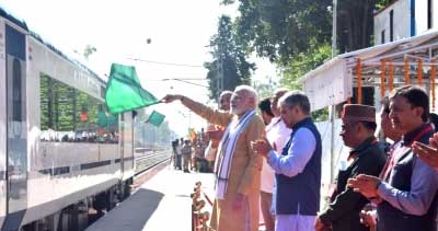 PM Modi flagged off of the innaugural run of the Amb Andaura-New Delhi ...